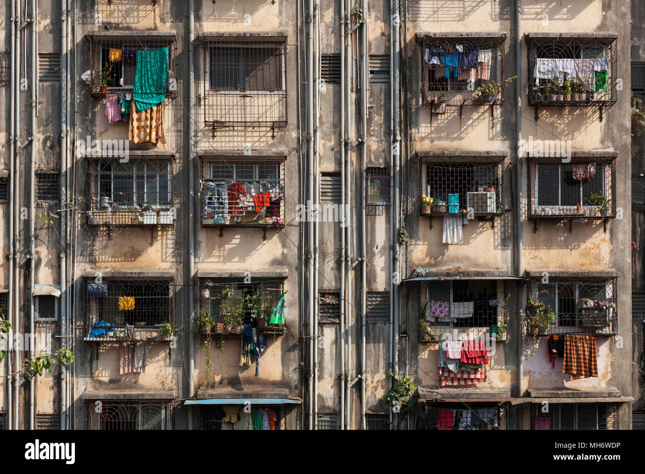 Slums high rise buildings mumbai hi-res stock photography and images - Alamy