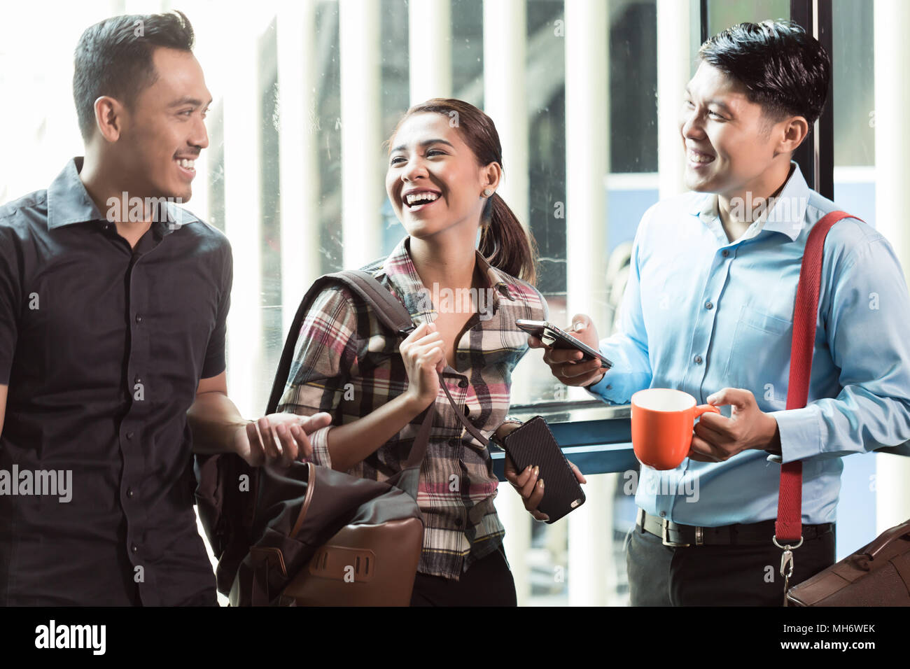 Employees talking hi-res stock photography and images - Alamy