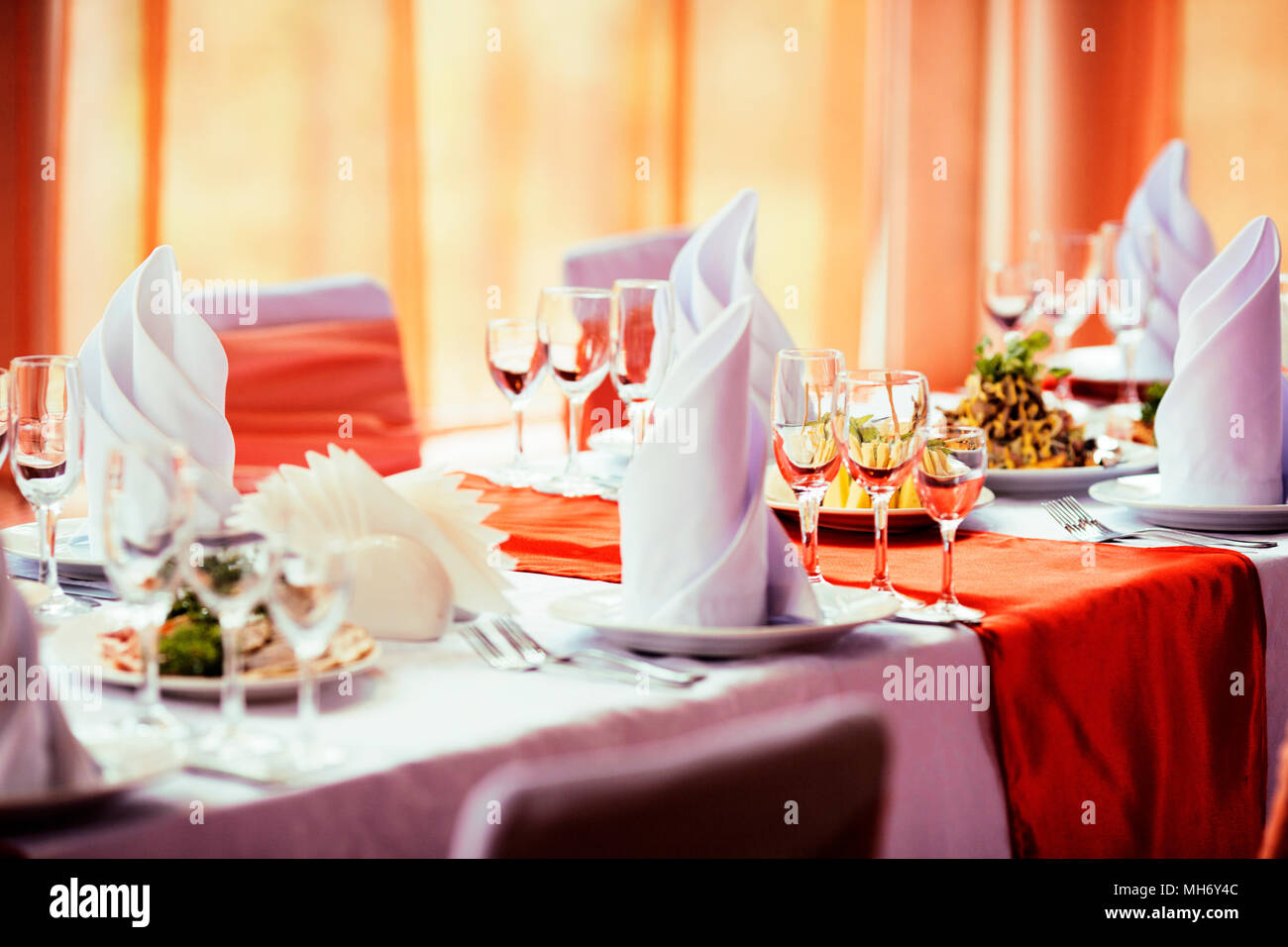 Red white wedding reception tables hi-res stock photography and images ...