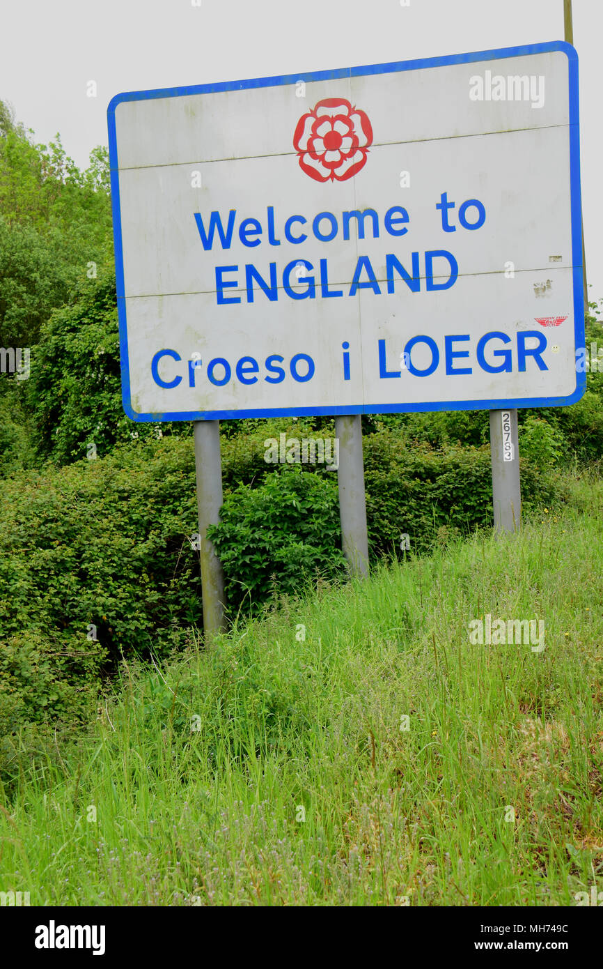 Warning signs in english welsh hi-res stock photography and images - Alamy