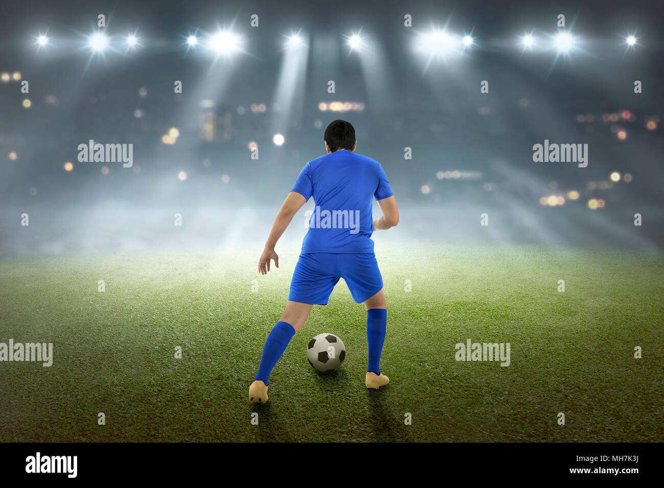 Back view footballer hi-res stock photography and images - Alamy