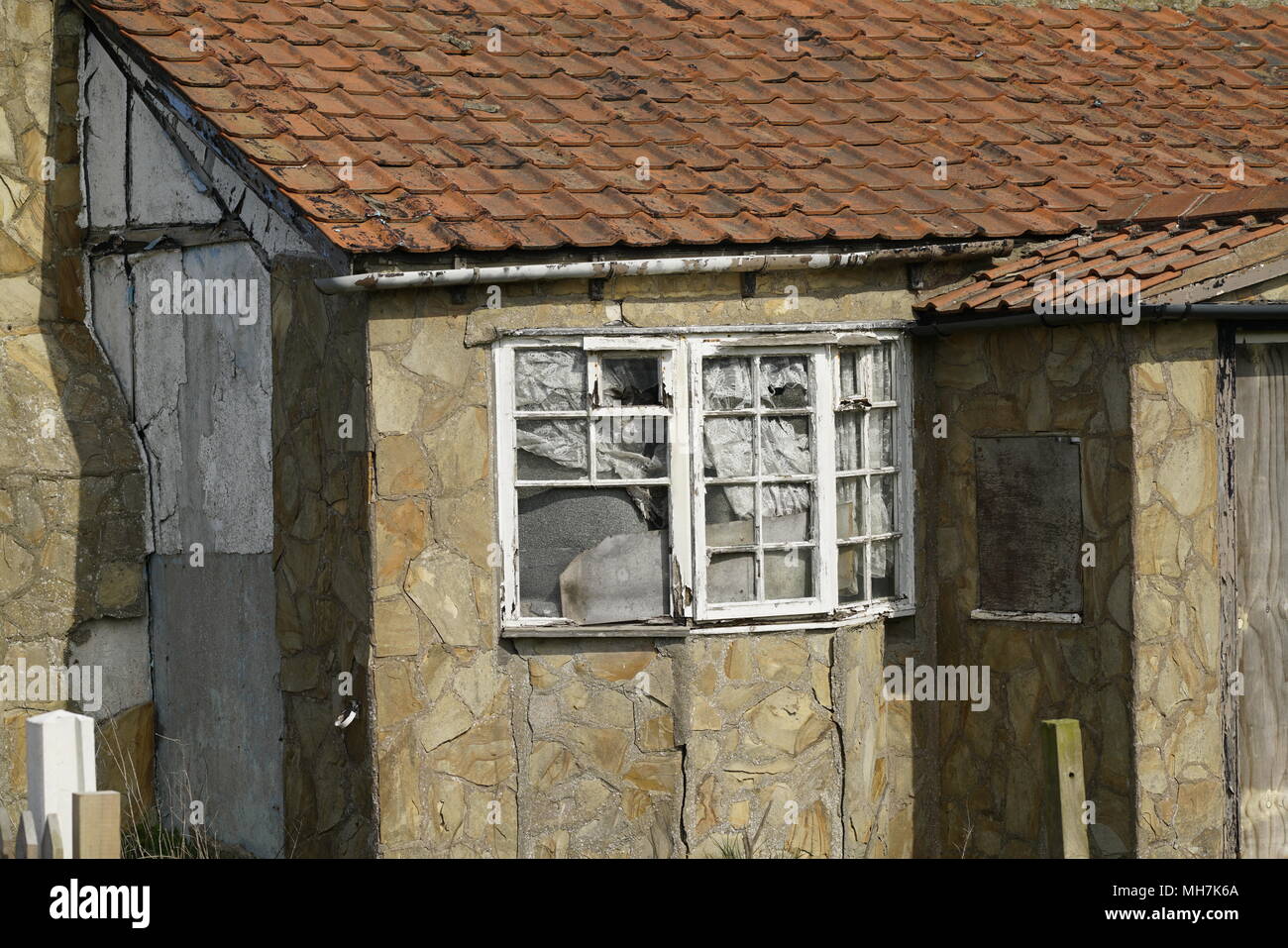 Derelict house uk interior hi-res stock photography and images - Alamy