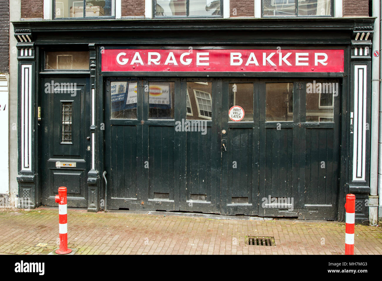 Old fashion garage Stock Photo - Alamy