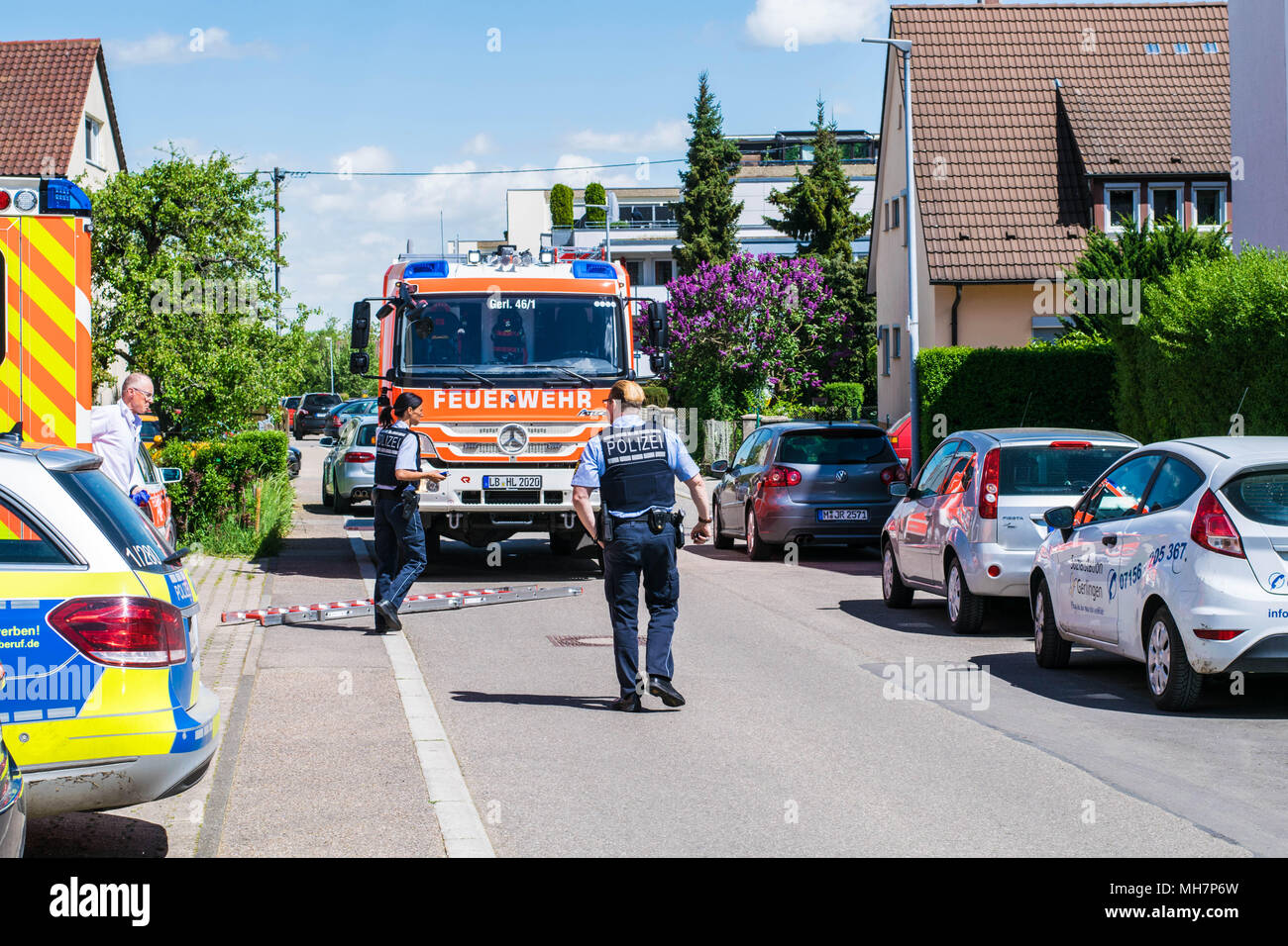 Feuerwehreinsatz, Polizeieinsatz, Rettungsdienst zum Türe öffnen Stock ...