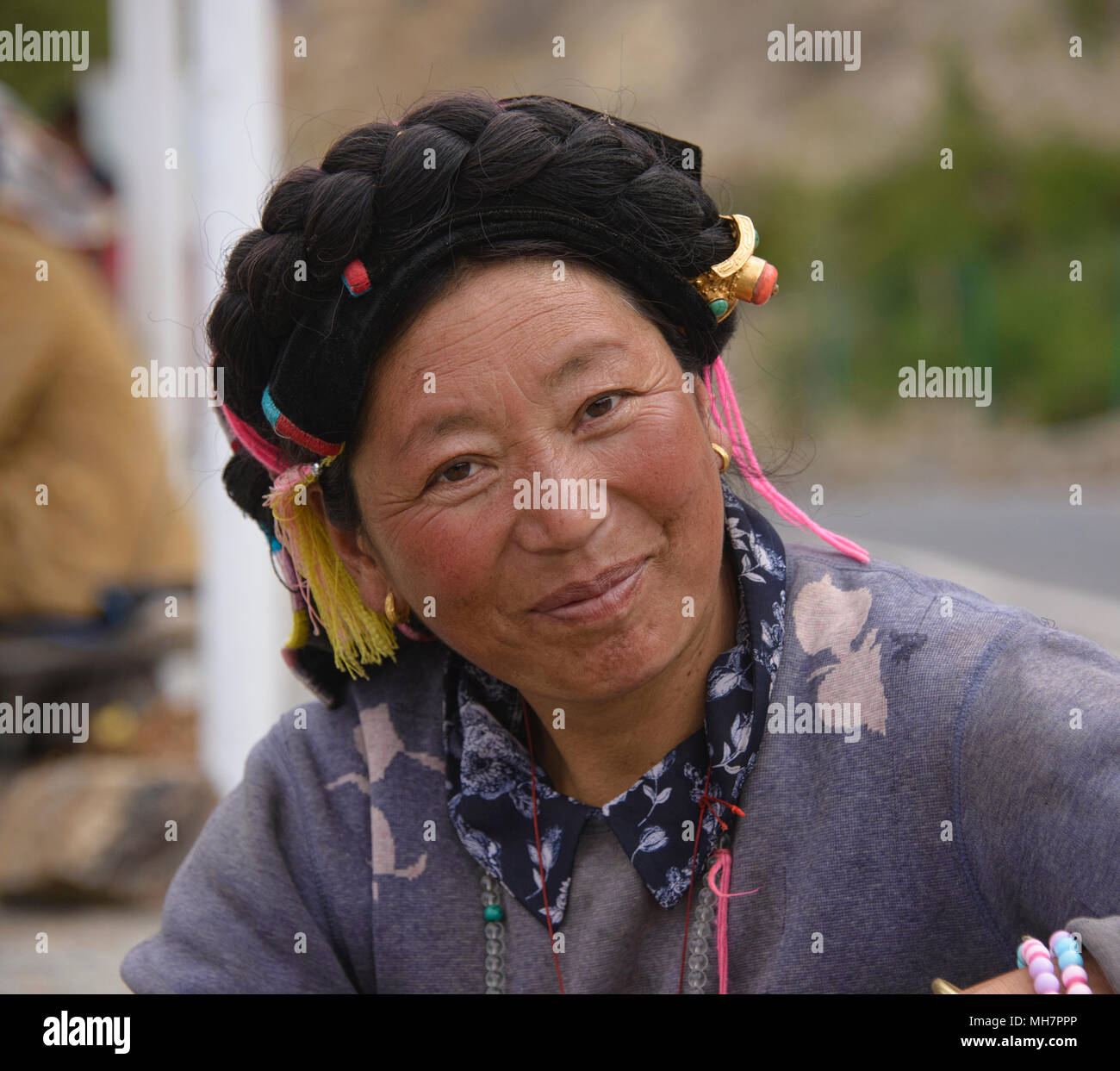 Portrait of tibetan lady hi-res stock photography and images - Alamy