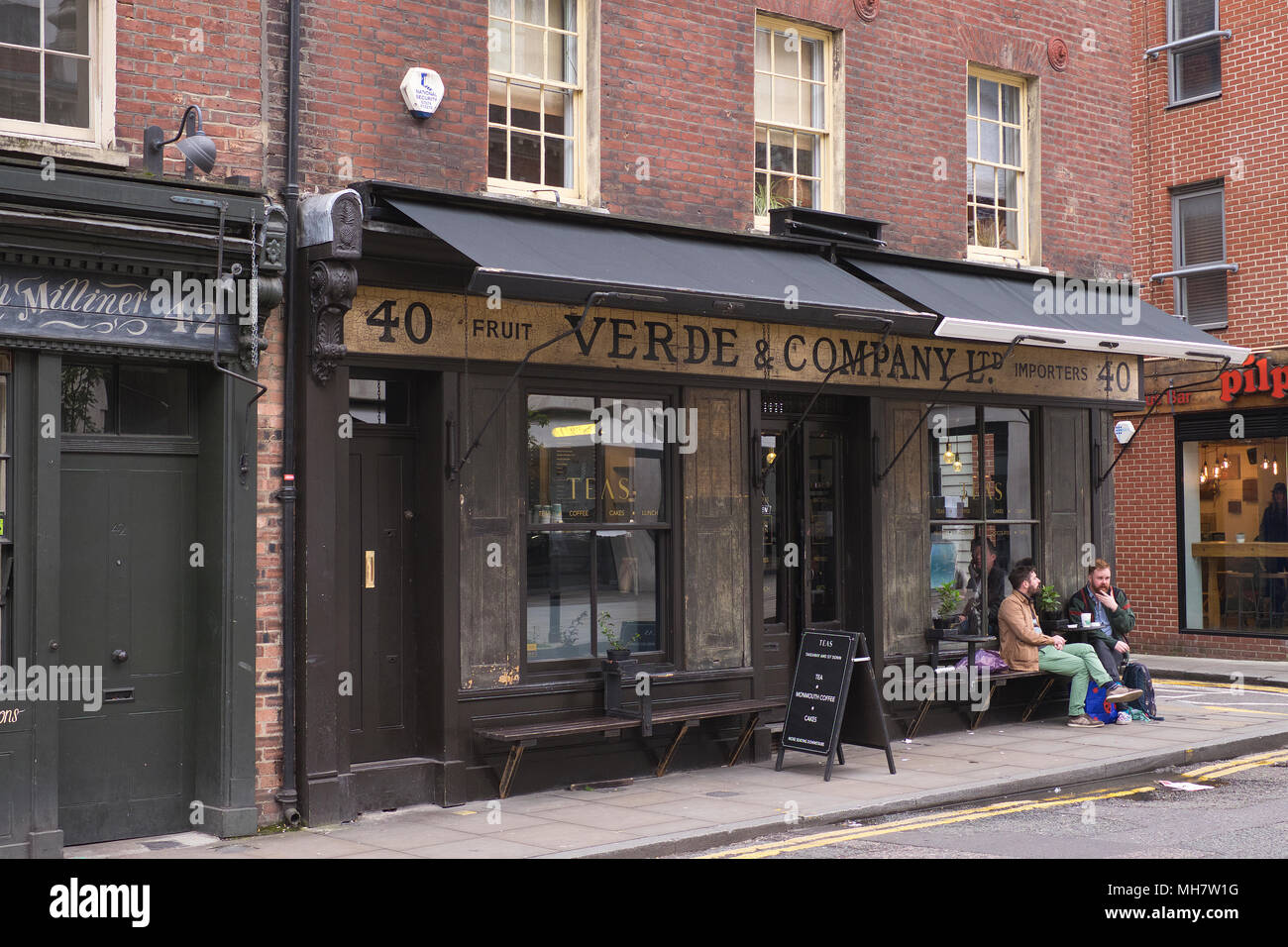 Coffee tea shop Verde and Co Spitalfields East london Stock Photo - Alamy