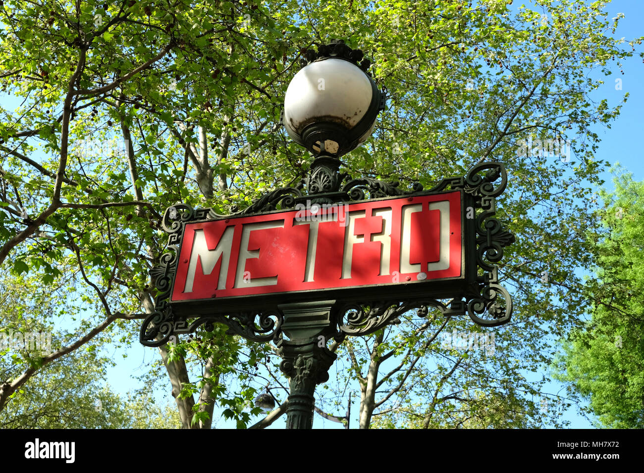 French metro symbol hi-res stock photography and images - Alamy