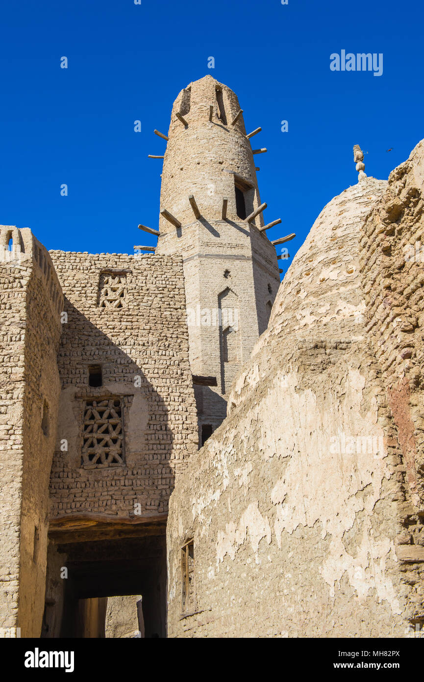 Old mosque in Al Qasr, old village in Dakhla Desert, Egypt Stock Photo ...