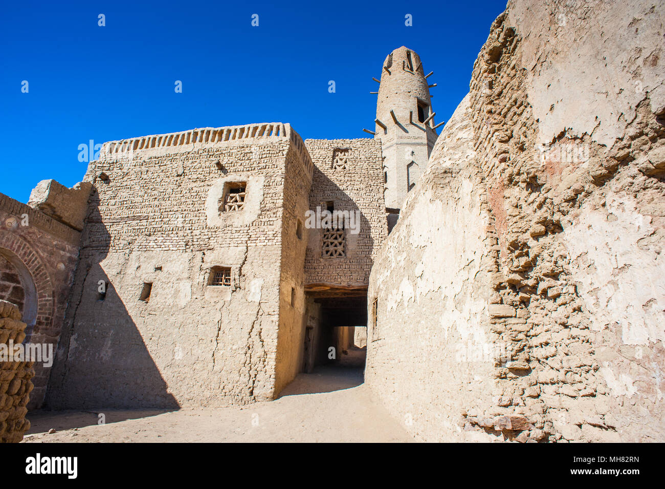 Old mosque in Al Qasr, old village in Dakhla Desert, Egypt Stock Photo ...