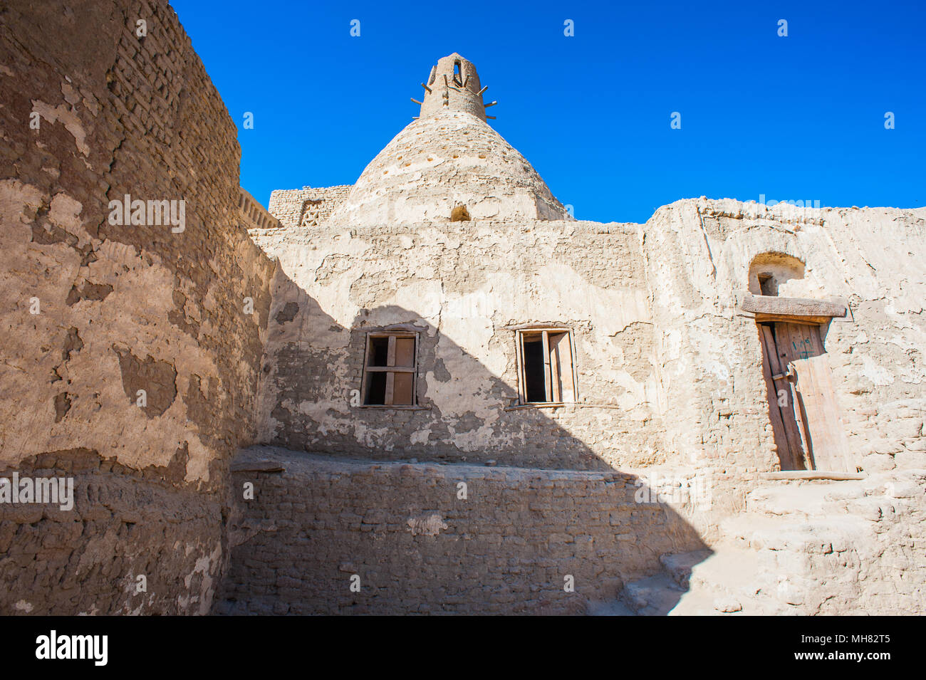 Old mosque in Al Qasr, old village in Dakhla Desert, Egypt Stock Photo ...