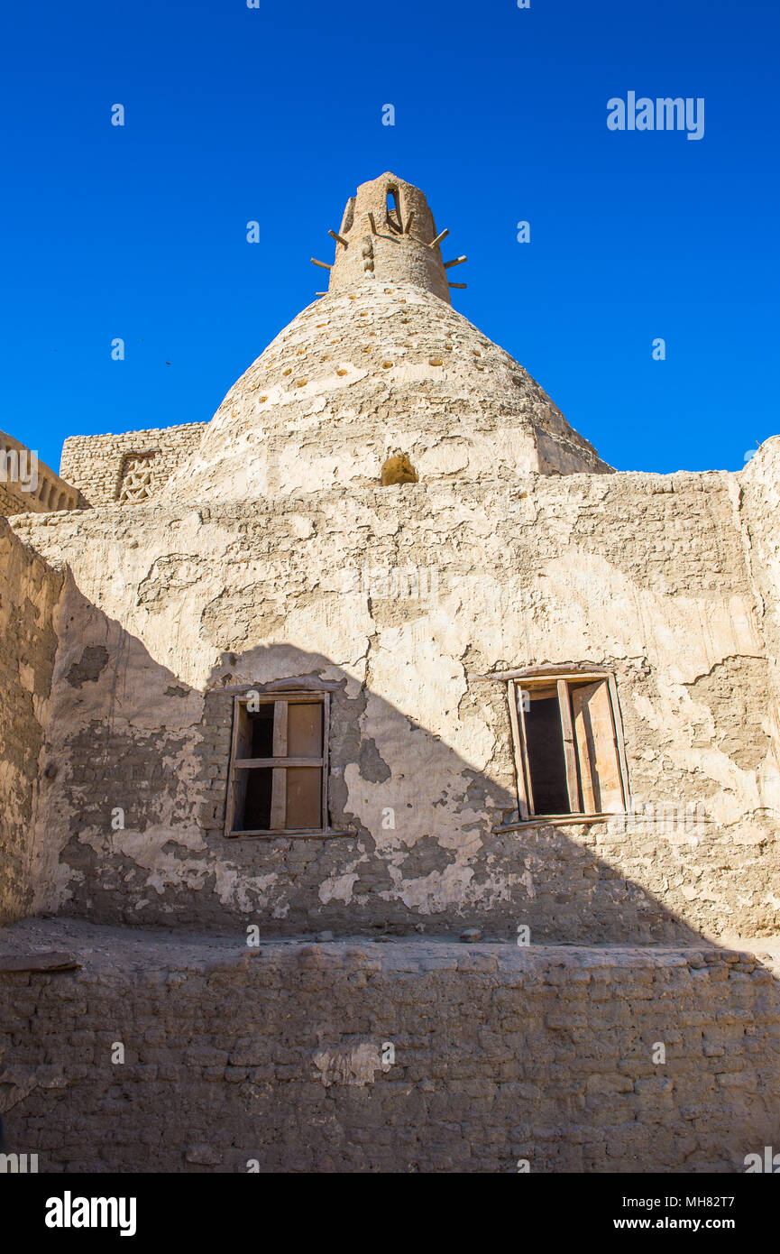 Old mosque in Al Qasr, old village in Dakhla Desert, Egypt Stock Photo ...