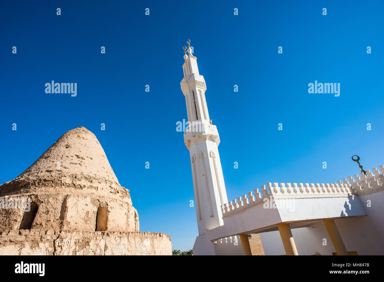 Mosque in Al Qasr, old village in Dakhla Desert, Egypt Stock Photo - Alamy