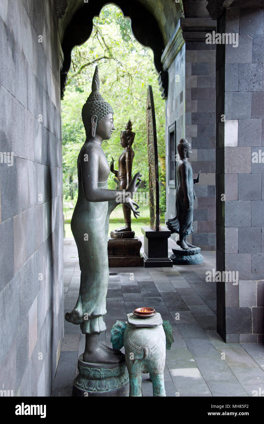 Entrance gate sculpture statues hi-res stock photography and images - Alamy