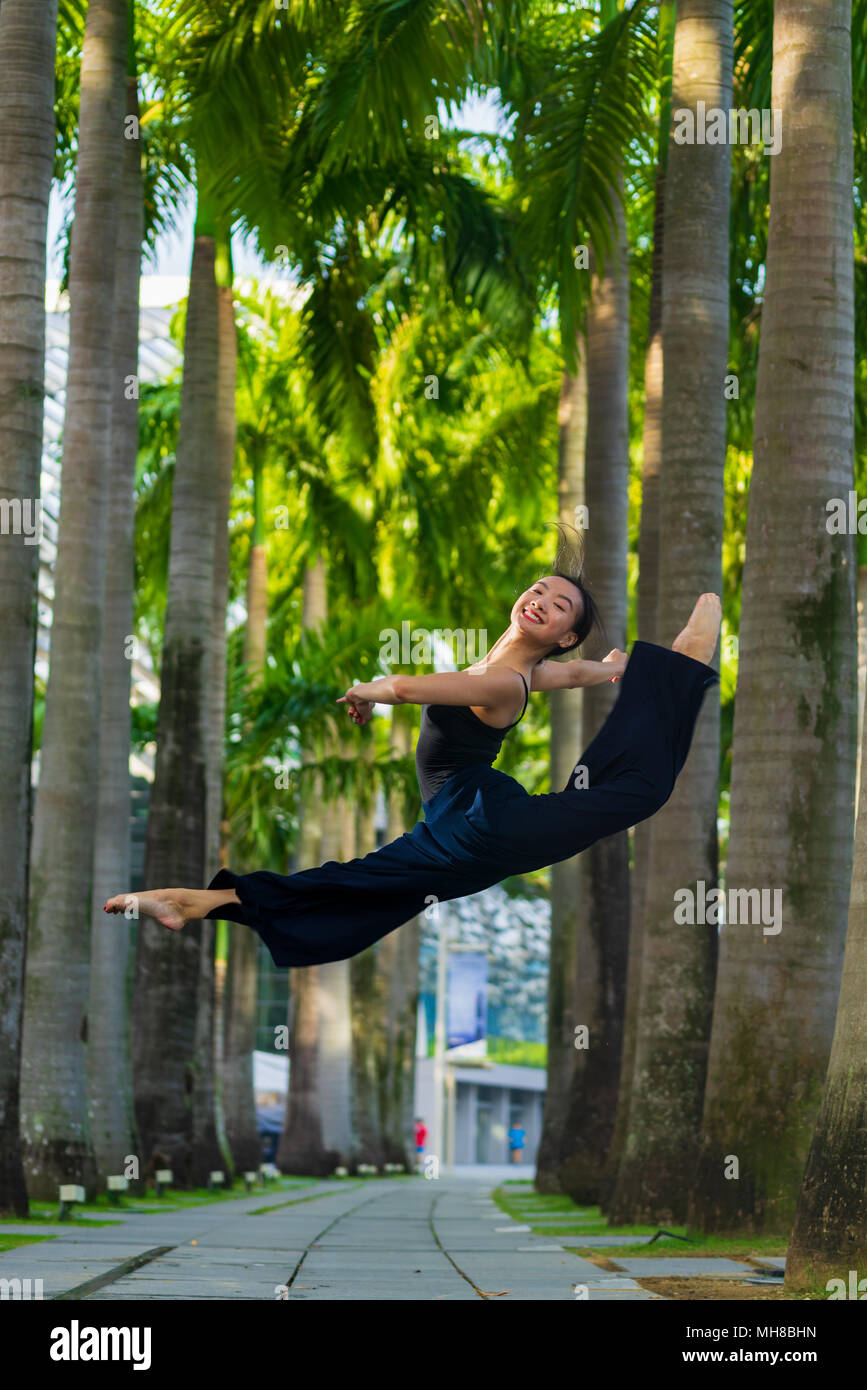 Singapore outdoor dancing hi-res stock photography and images - Alamy