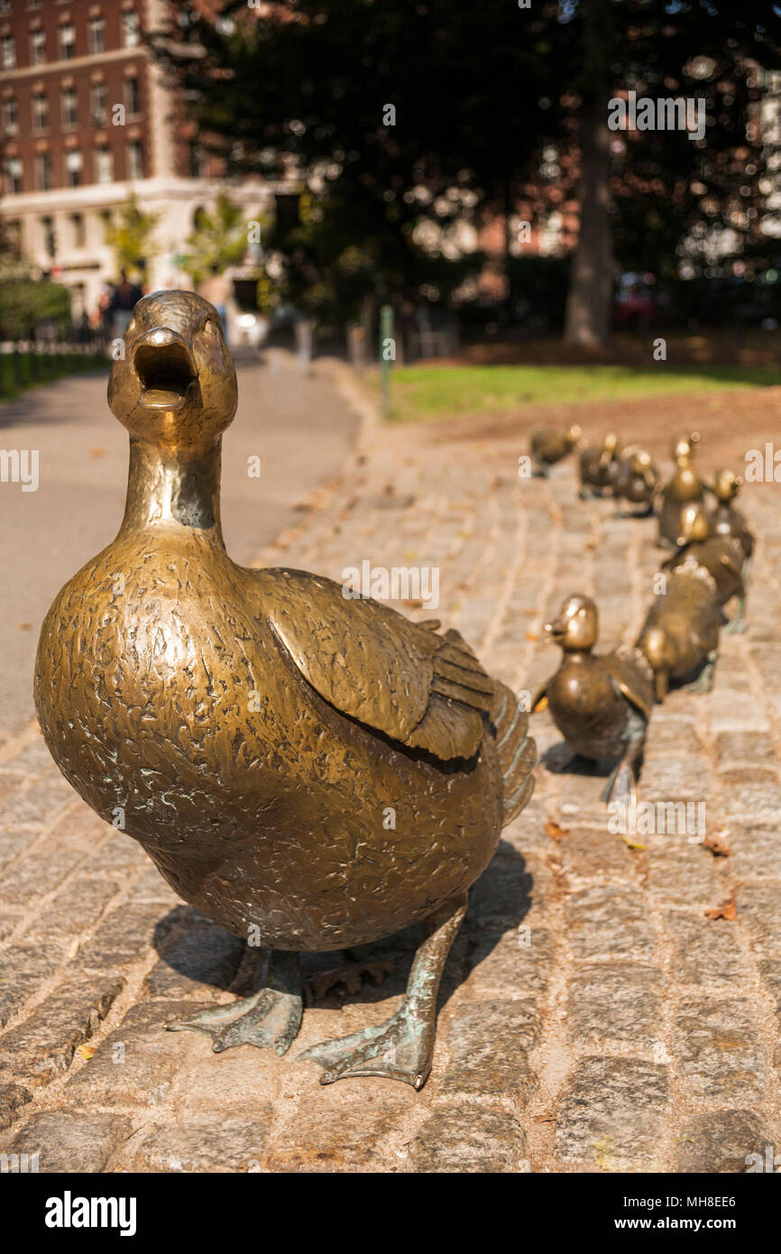 Bronze statue of the ducklings by nancy schon hi-res stock photography ...