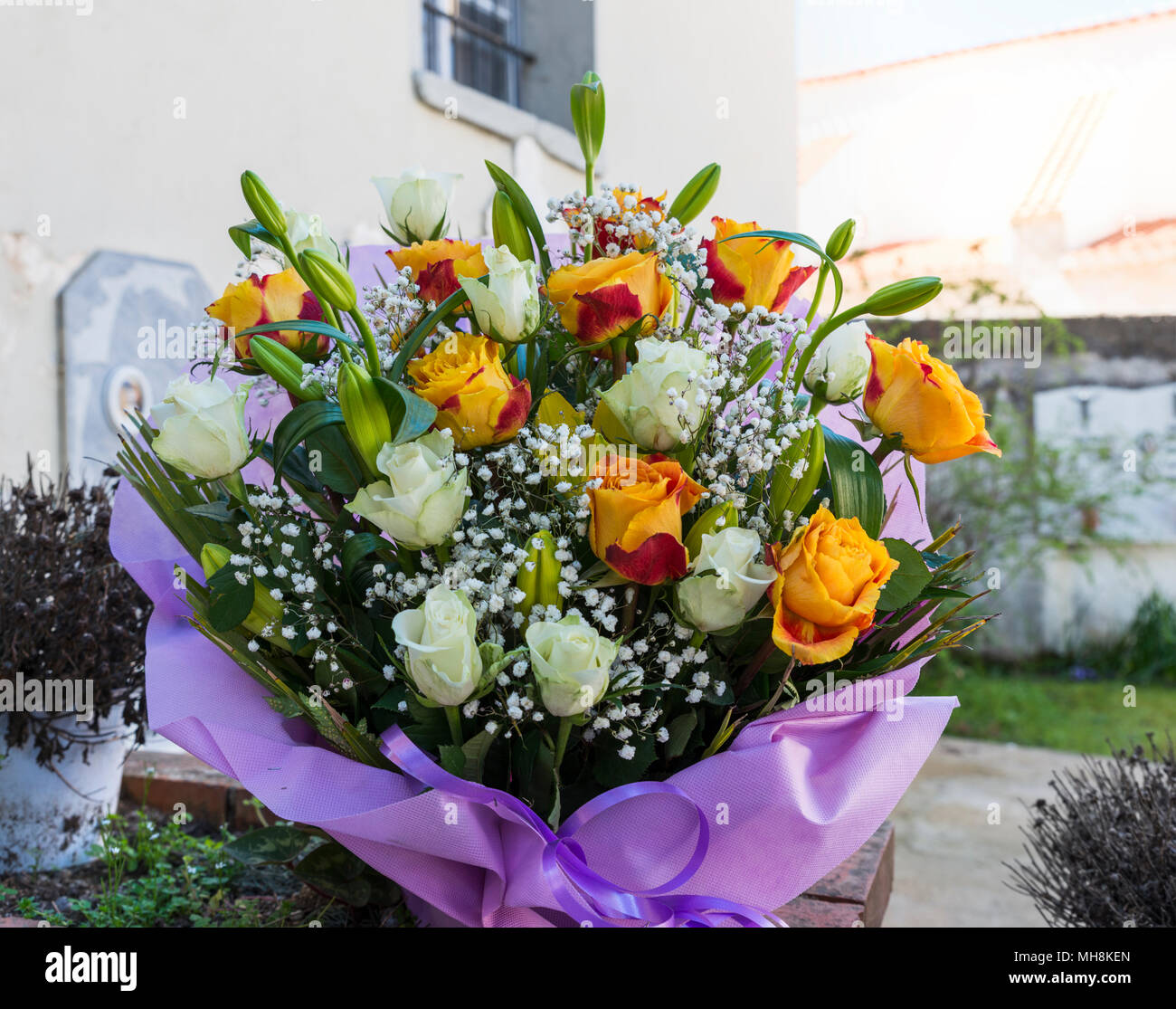Bouquet roses mourning funeral hi-res stock photography and images - Alamy