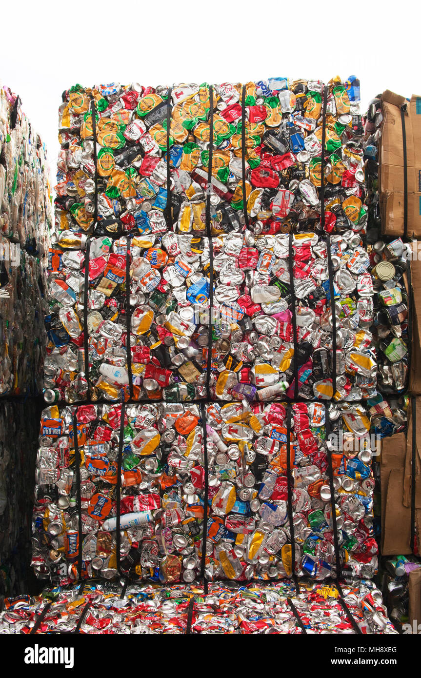 Aluminium cans hi-res stock photography and images - Alamy