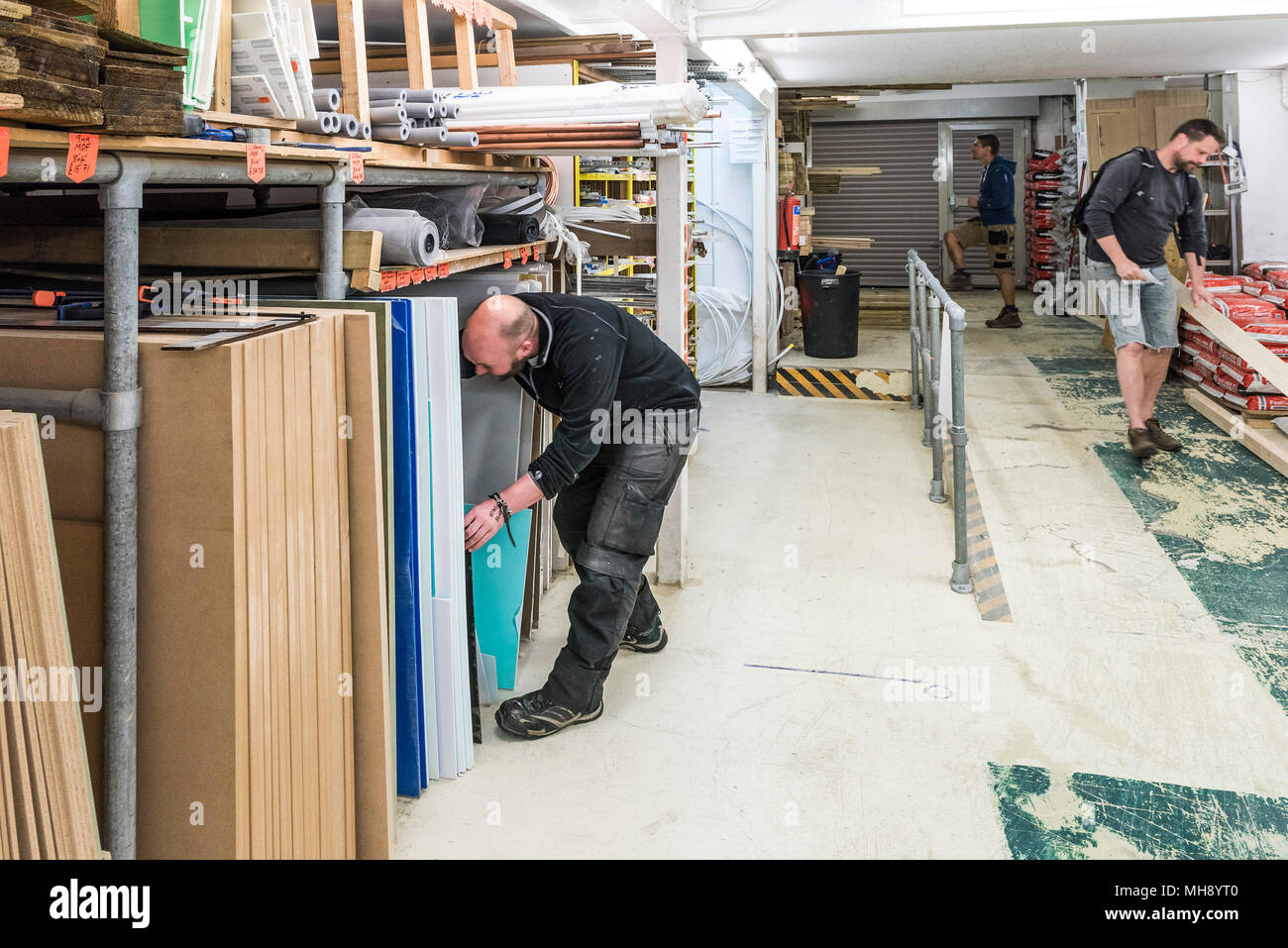 The interior of a DIY shop Stock Photo - Alamy