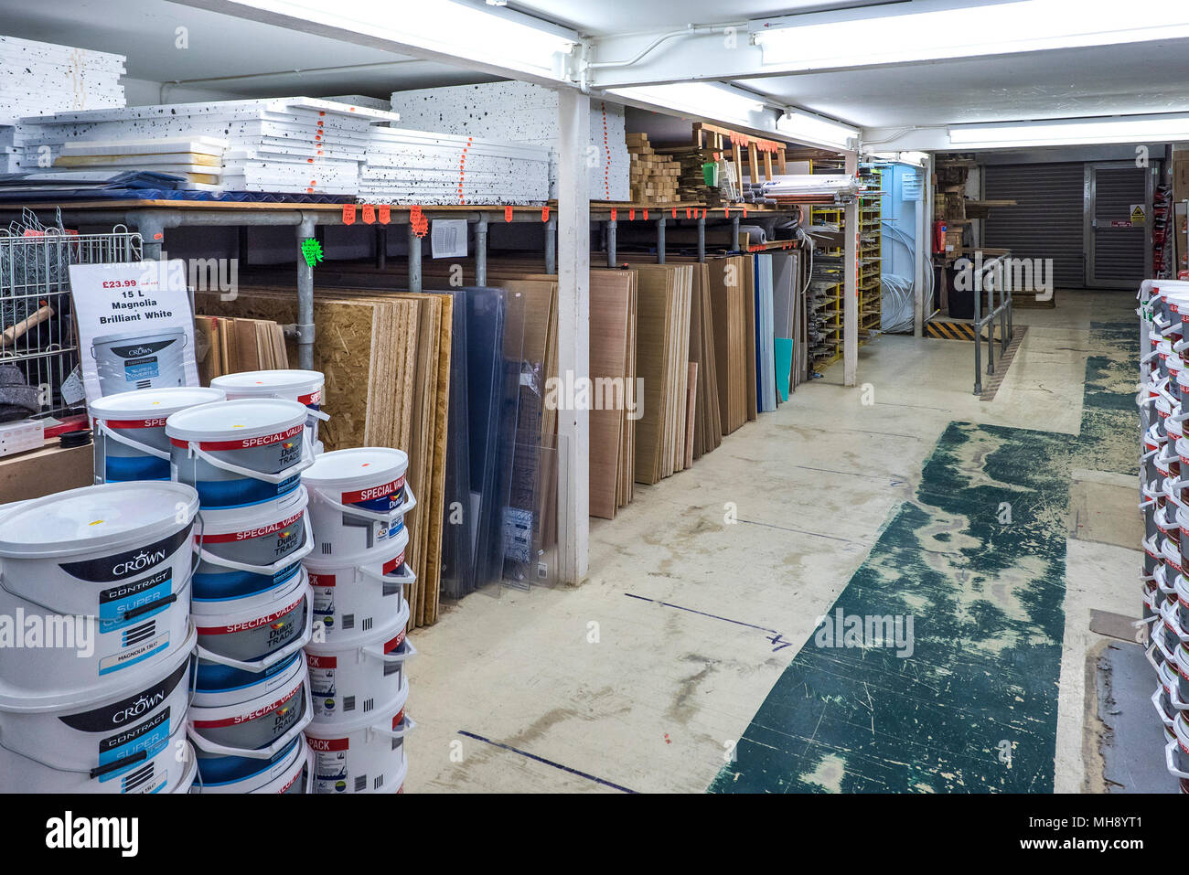 The interior of a DIY shop Stock Photo - Alamy
