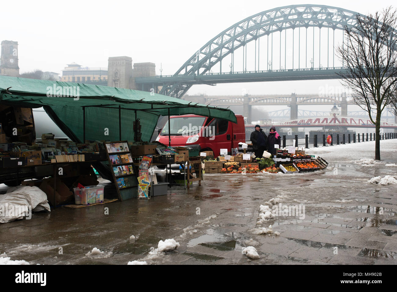 Sunday quayside market hi-res stock photography and images - Alamy