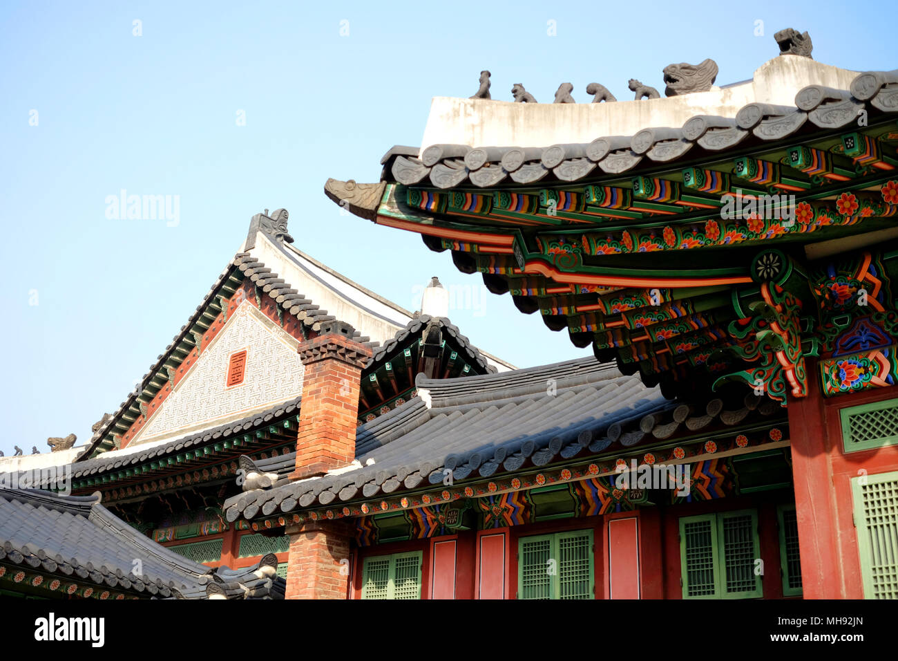 Traditional korean structure hi-res stock photography and images - Alamy