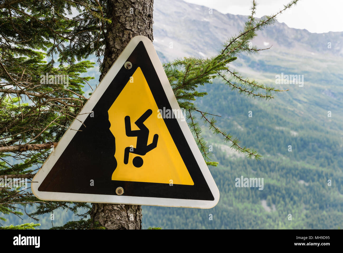Overhanging signs hi-res stock photography and images - Alamy