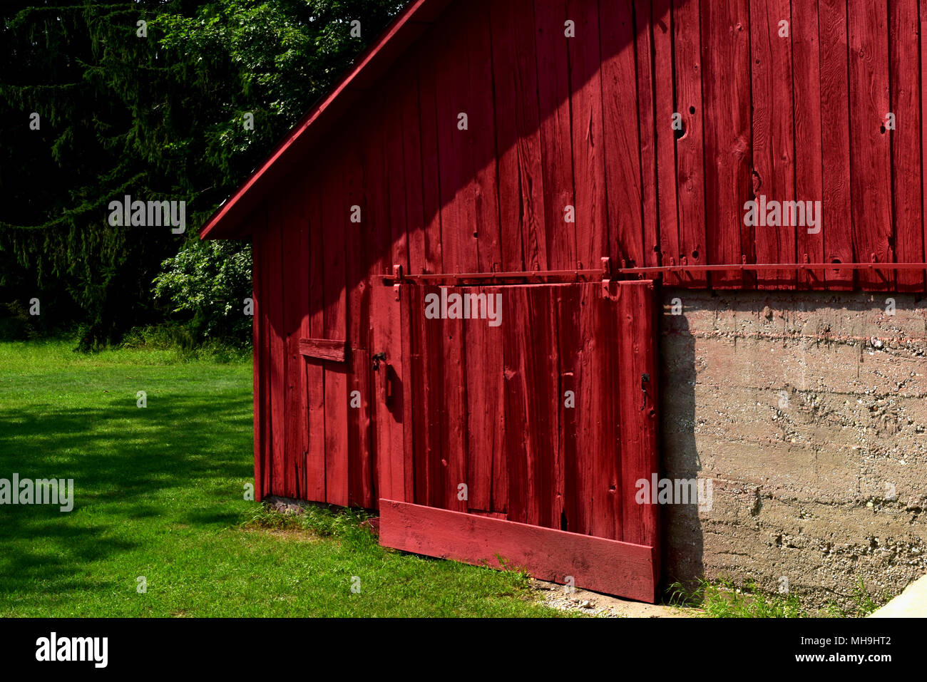 Edge of red barn Stock Photo - Alamy