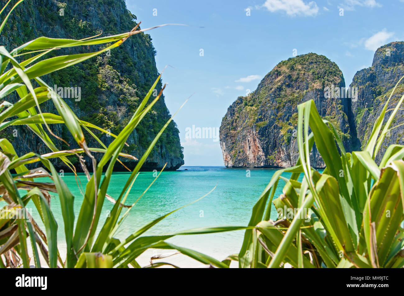 Turquoise waters of maya bay hi-res stock photography and images - Alamy