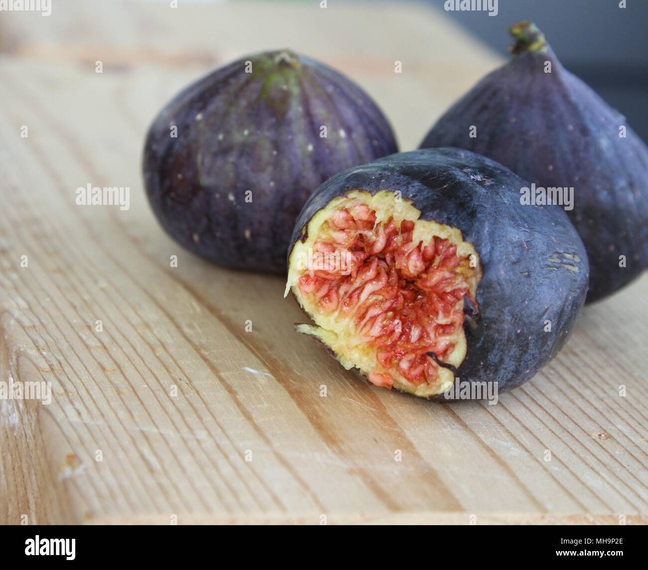 Figs on stem hi-res stock photography and images - Alamy