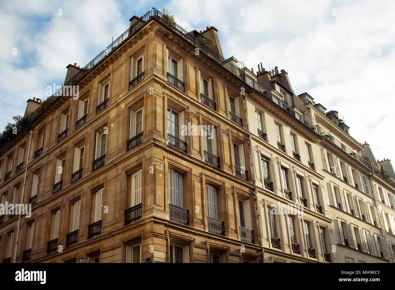 Classic paris apartment building hi-res stock photography and images ...