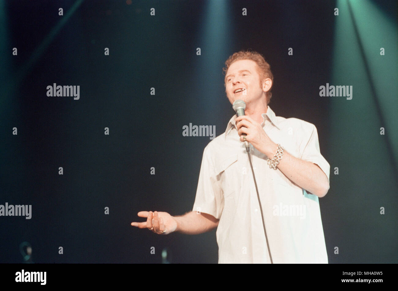 Simply red singer mick hucknall hi-res stock photography and images - Alamy