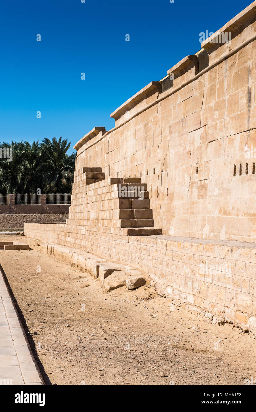 Part of the Temple of Hibis, the largest and most well preserved temple ...