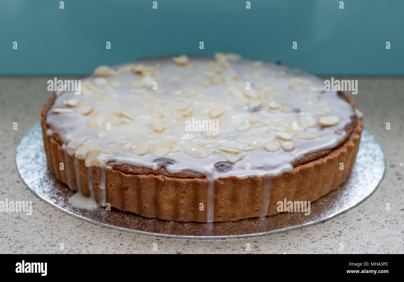 Almond bakewell cake hi-res stock photography and images - Alamy