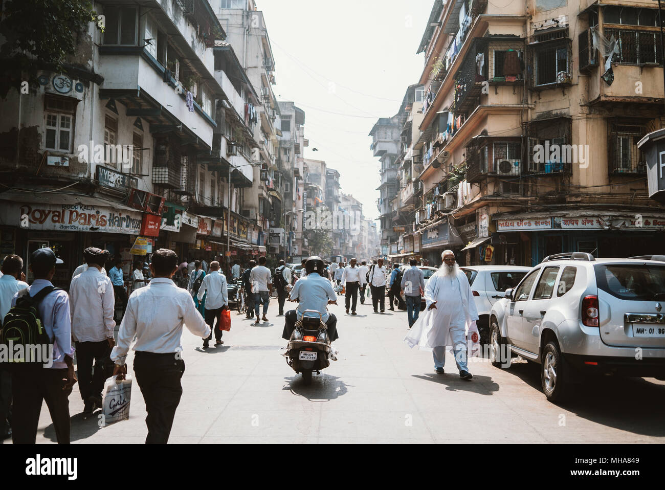 Busy street mumbai hi-res stock photography and images - Alamy