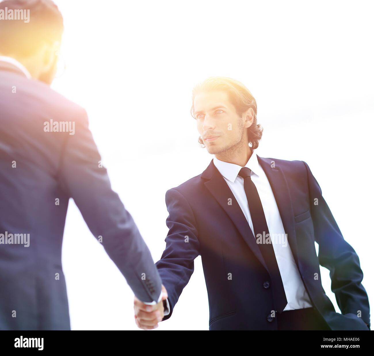 welcome and handshake of business partners Stock Photo - Alamy