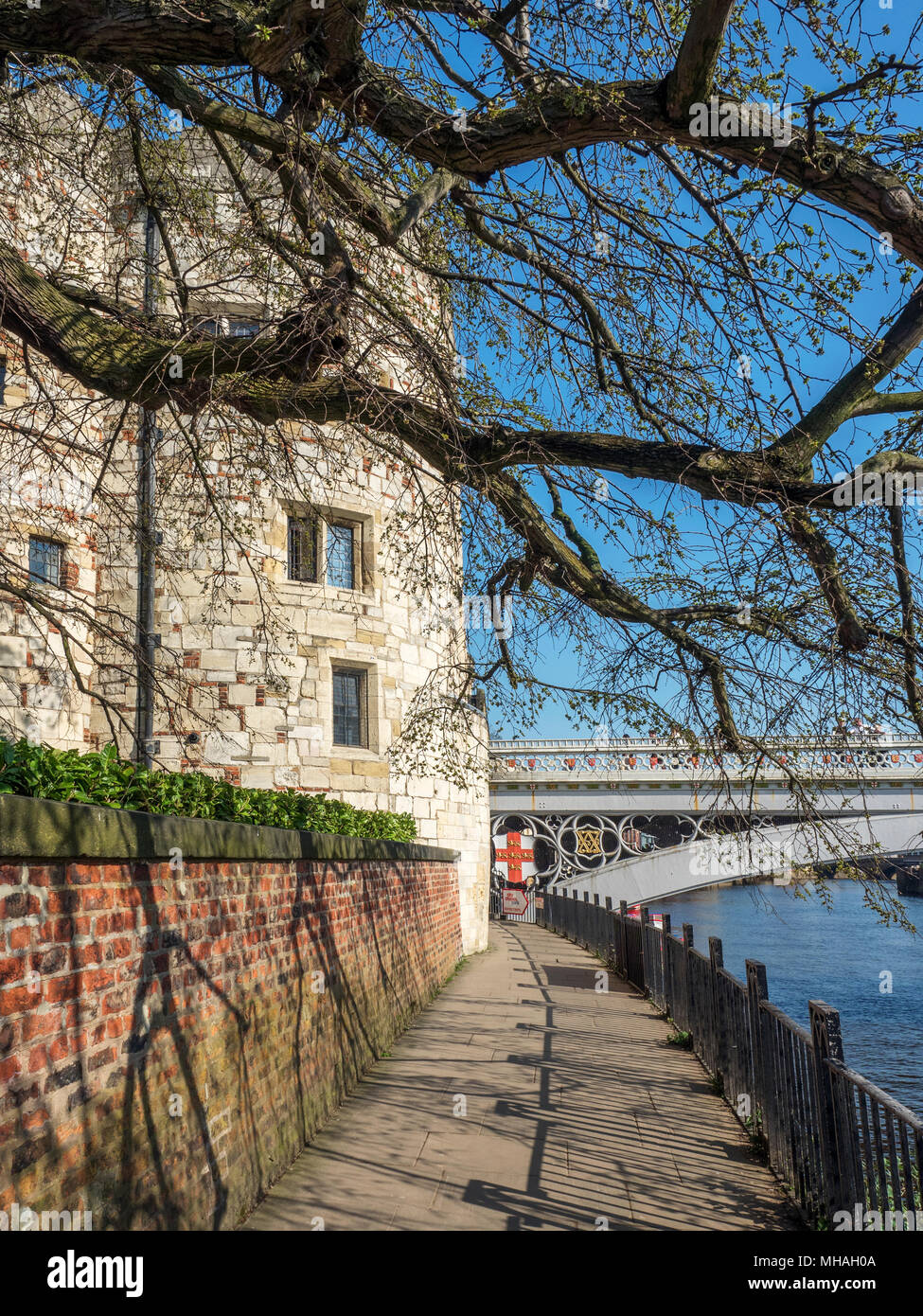 Medieval waterfront england hi-res stock photography and images - Alamy