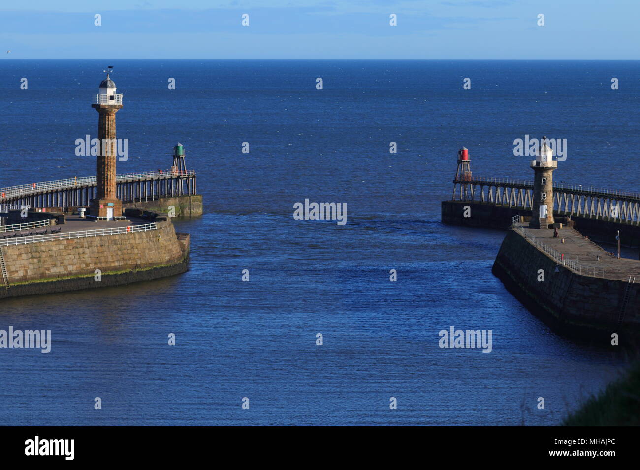 Whitby West Pier Lighthouse Stock Photo - Alamy