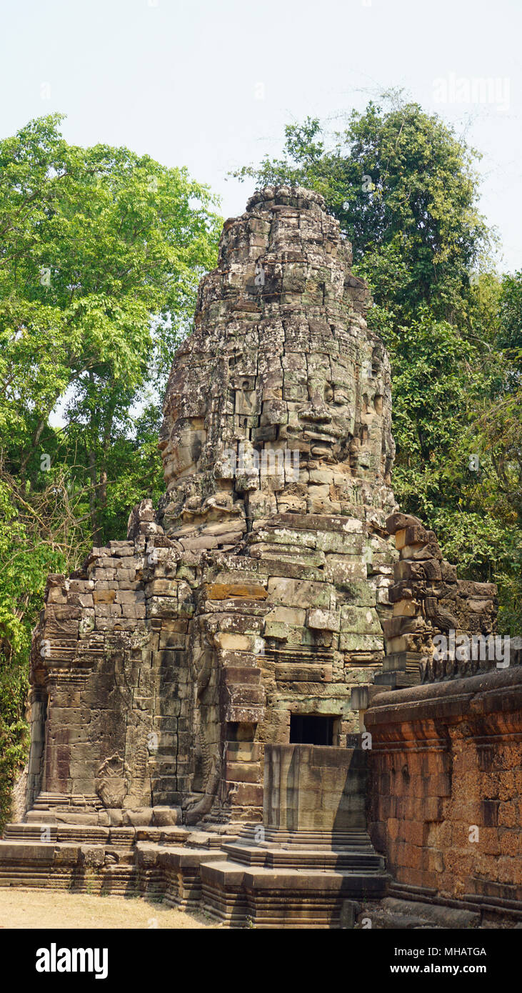 face of buddha in angkor wat temple complex Stock Photo - Alamy