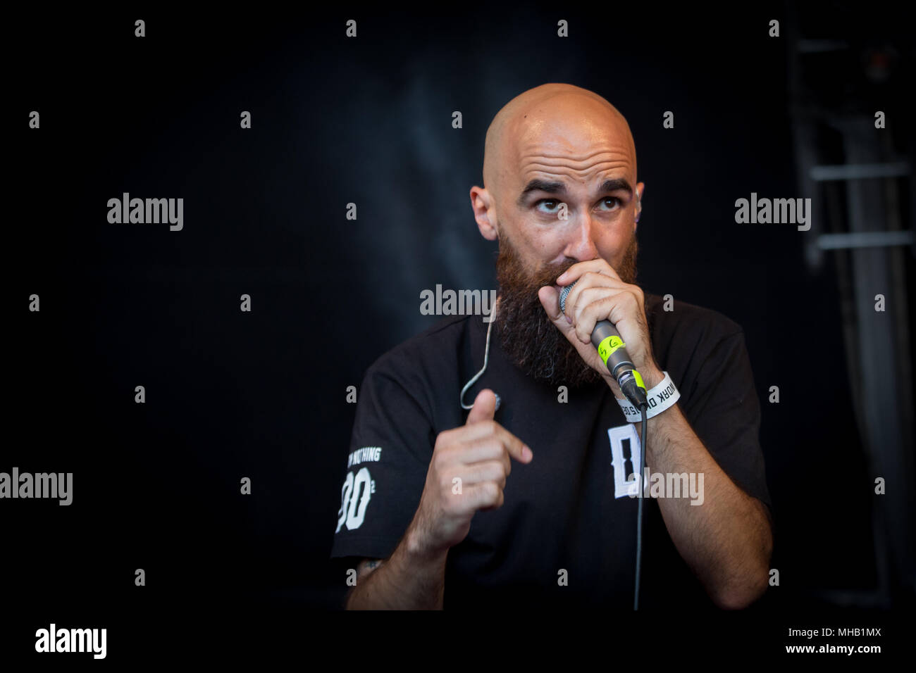 Mundo Segundo performing live in Portugal @ MEO Marés Vivas Summer ...