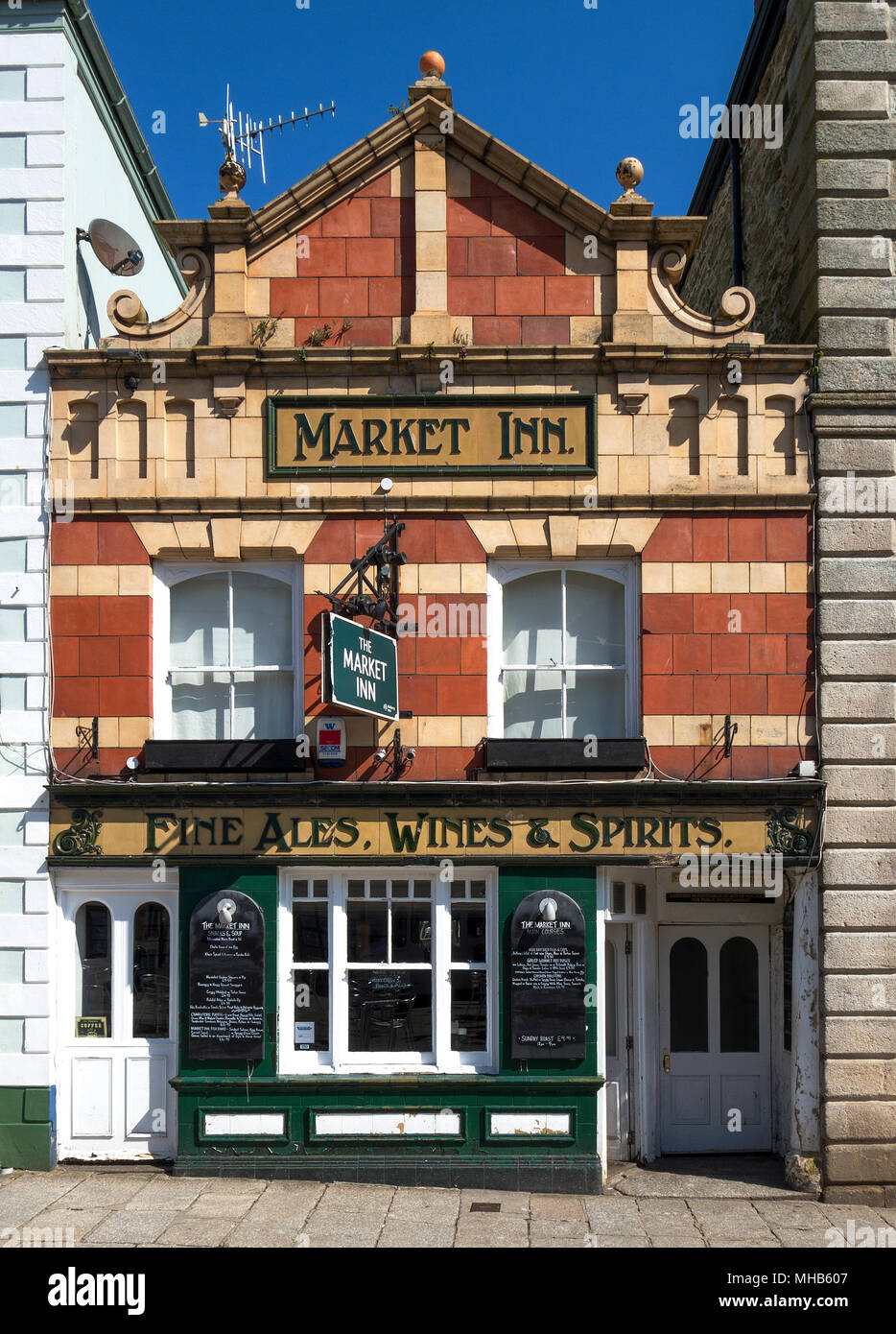 Traditional british pub hi-res stock photography and images - Alamy