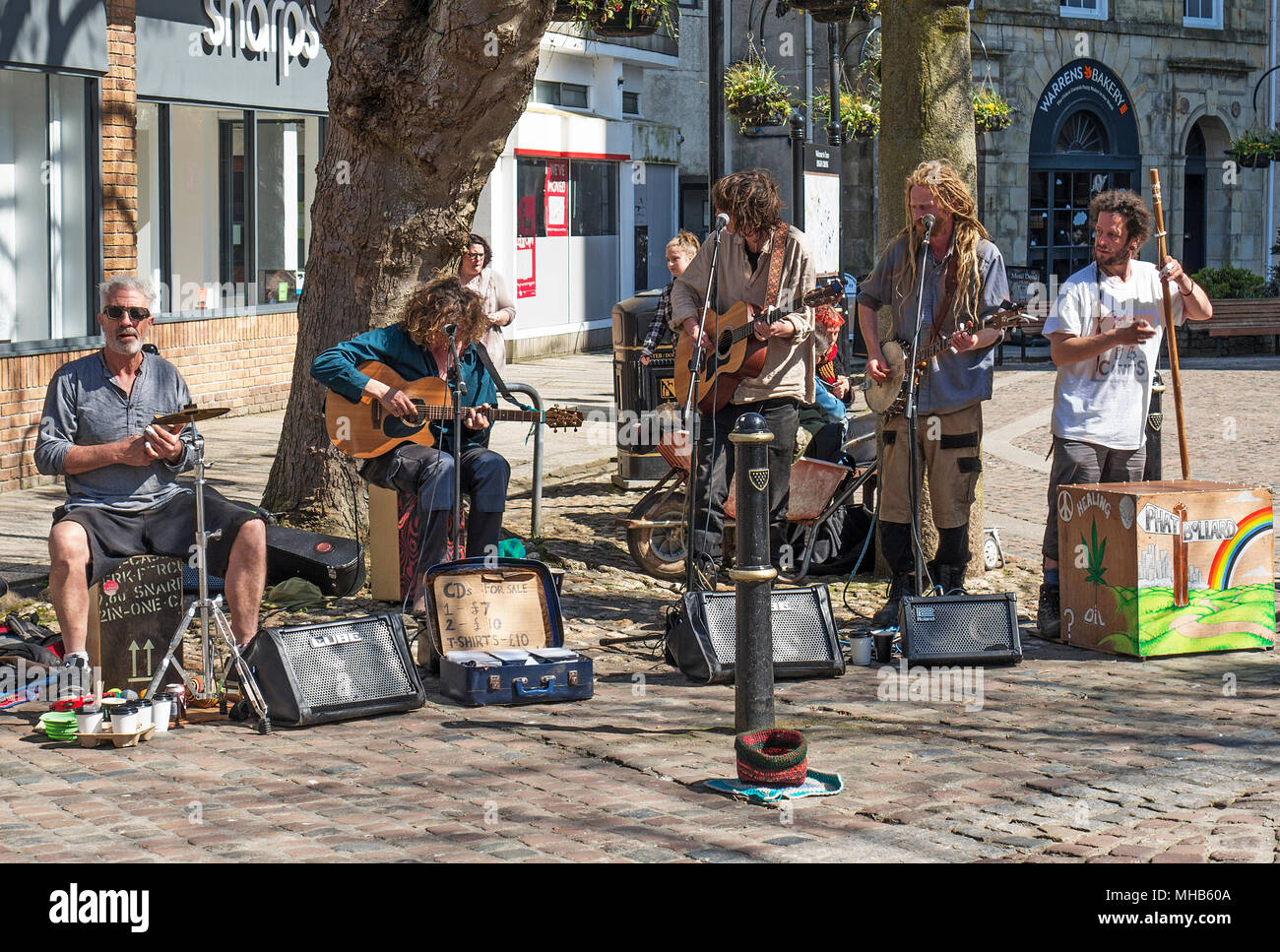 Buskers hi-res stock photography and images - Alamy