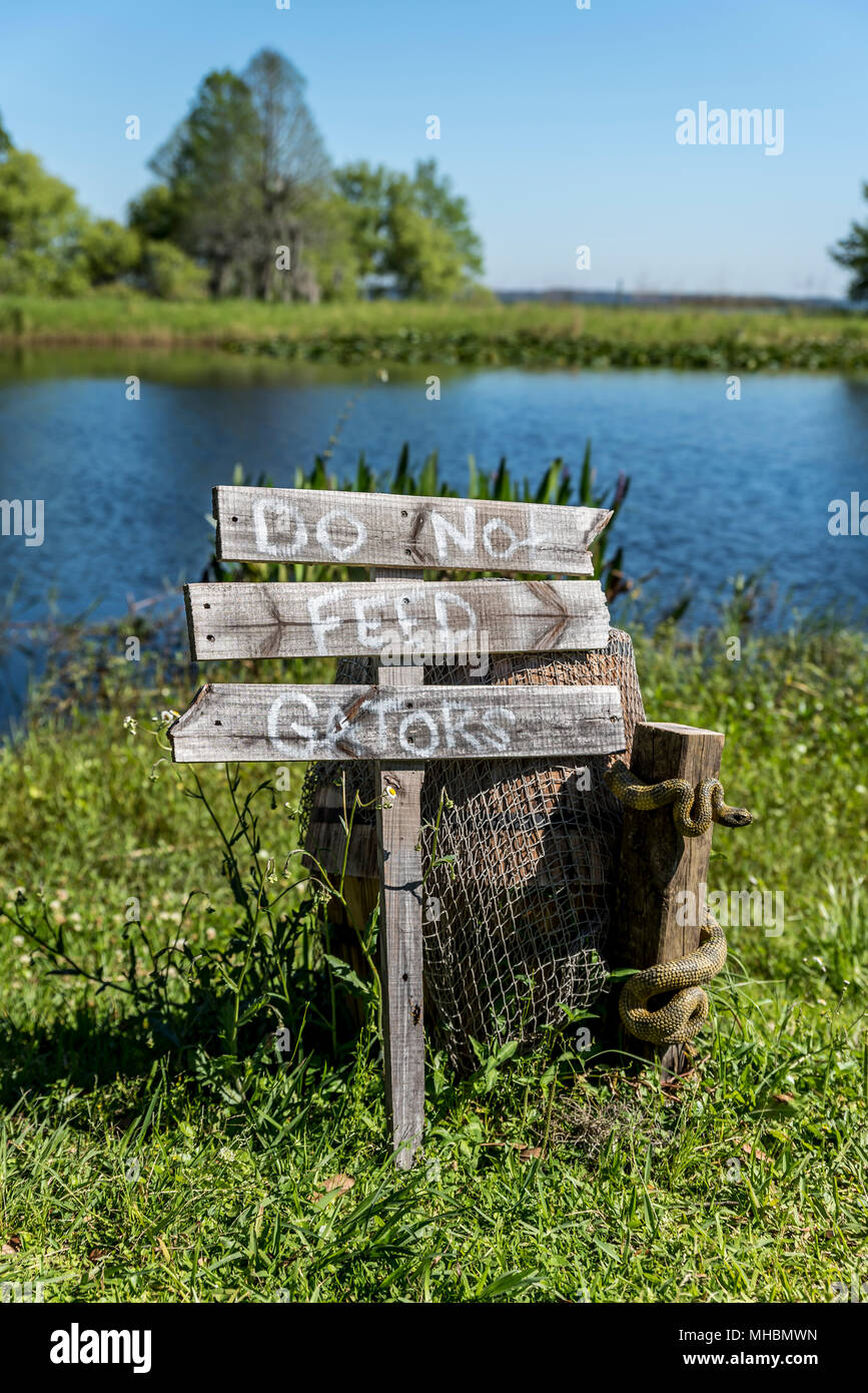 American dangerous animal wildlife sign hi-res stock photography and ...