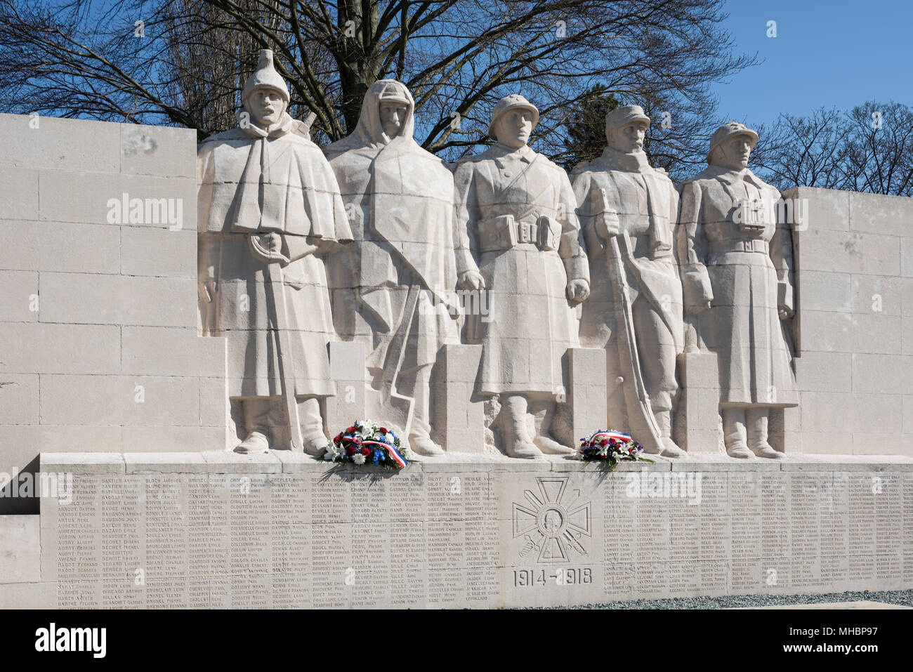 Monument for fallen soldiers hi-res stock photography and images - Alamy