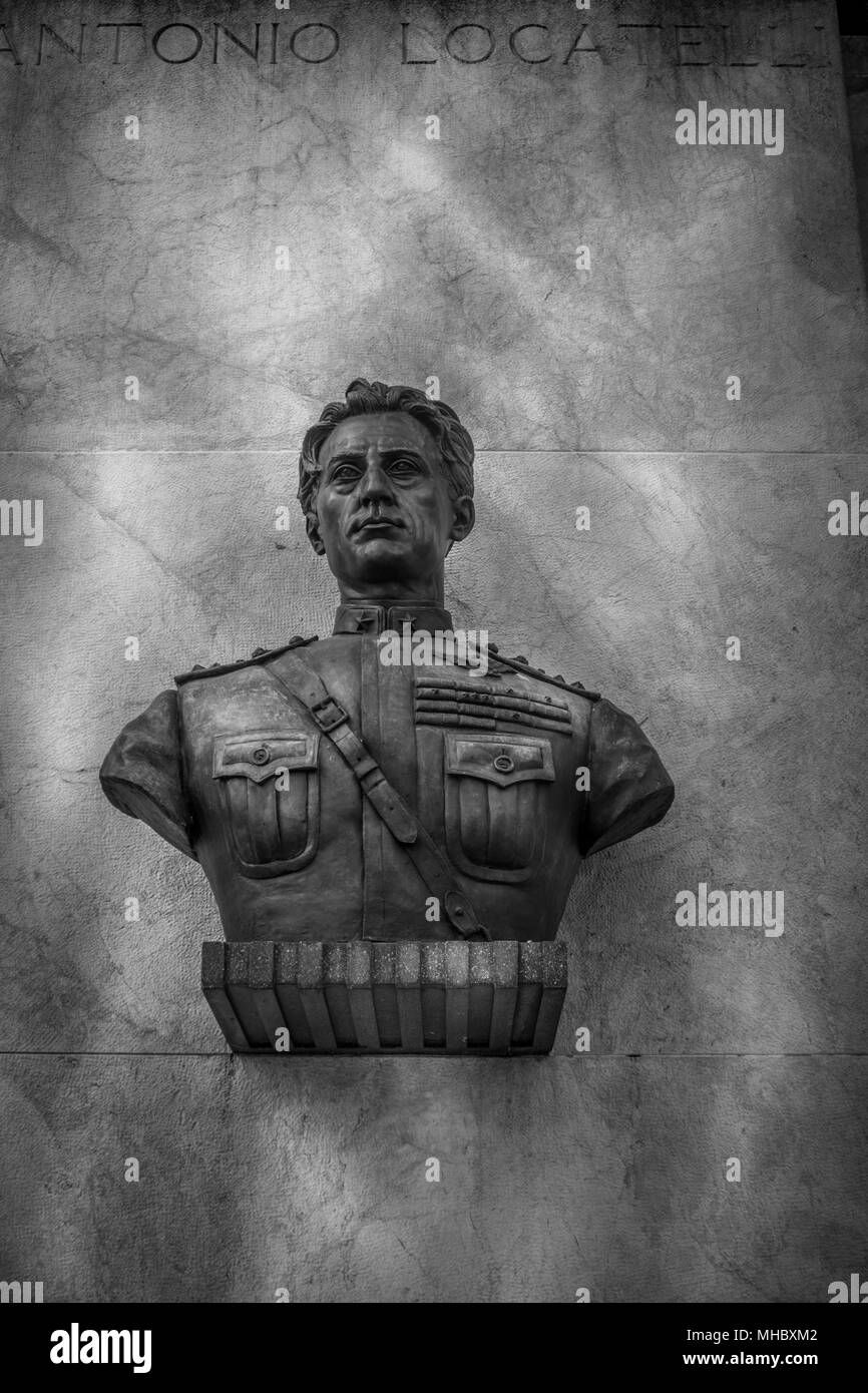 Medieval italian statue hi-res stock photography and images - Alamy
