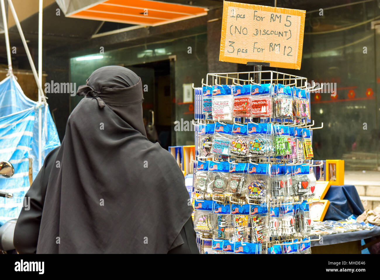 Anonymous muslim women hi-res stock photography and images - Alamy
