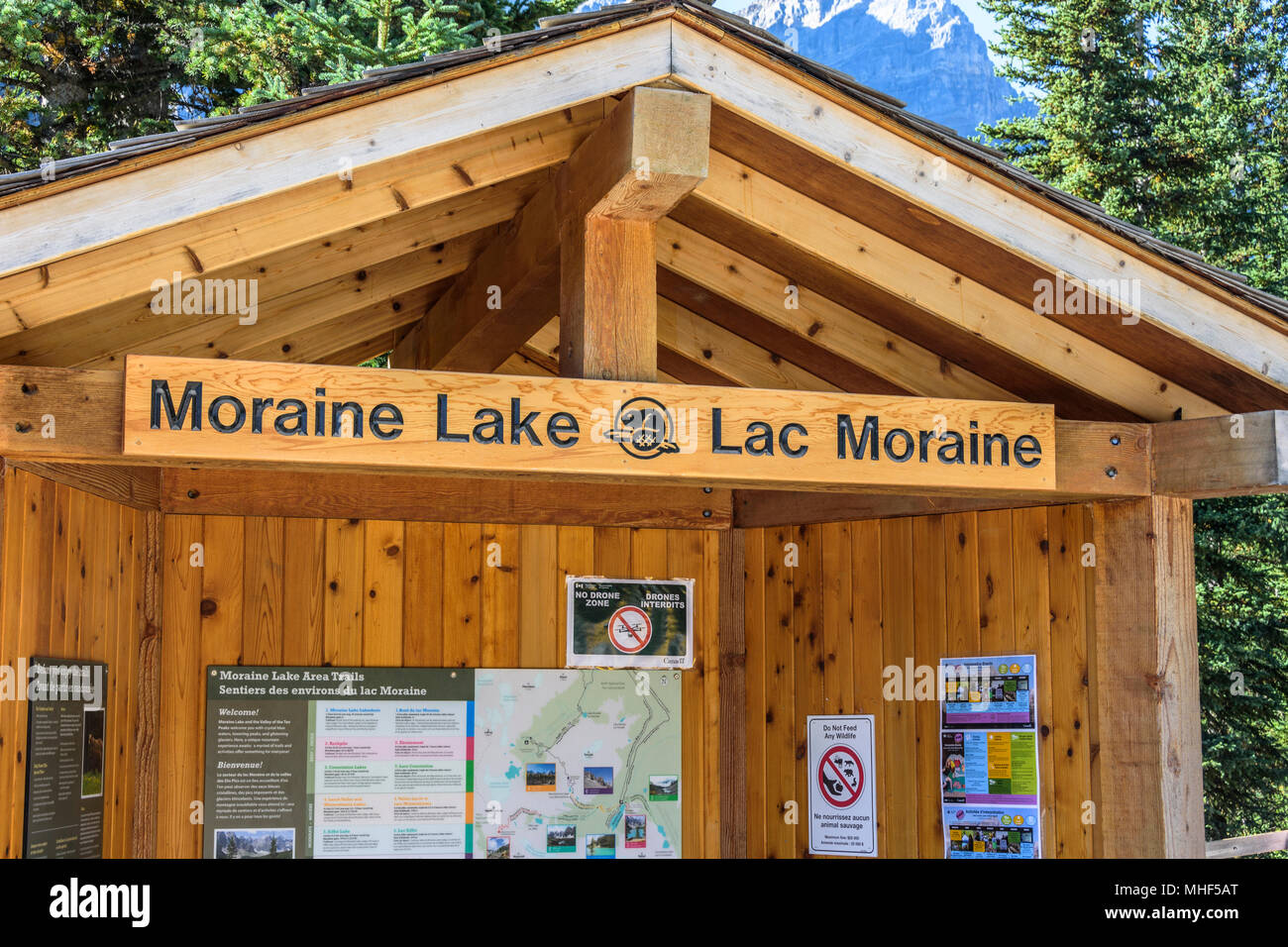 Signs and entrance welcome to attractions in Canada's national Park ...