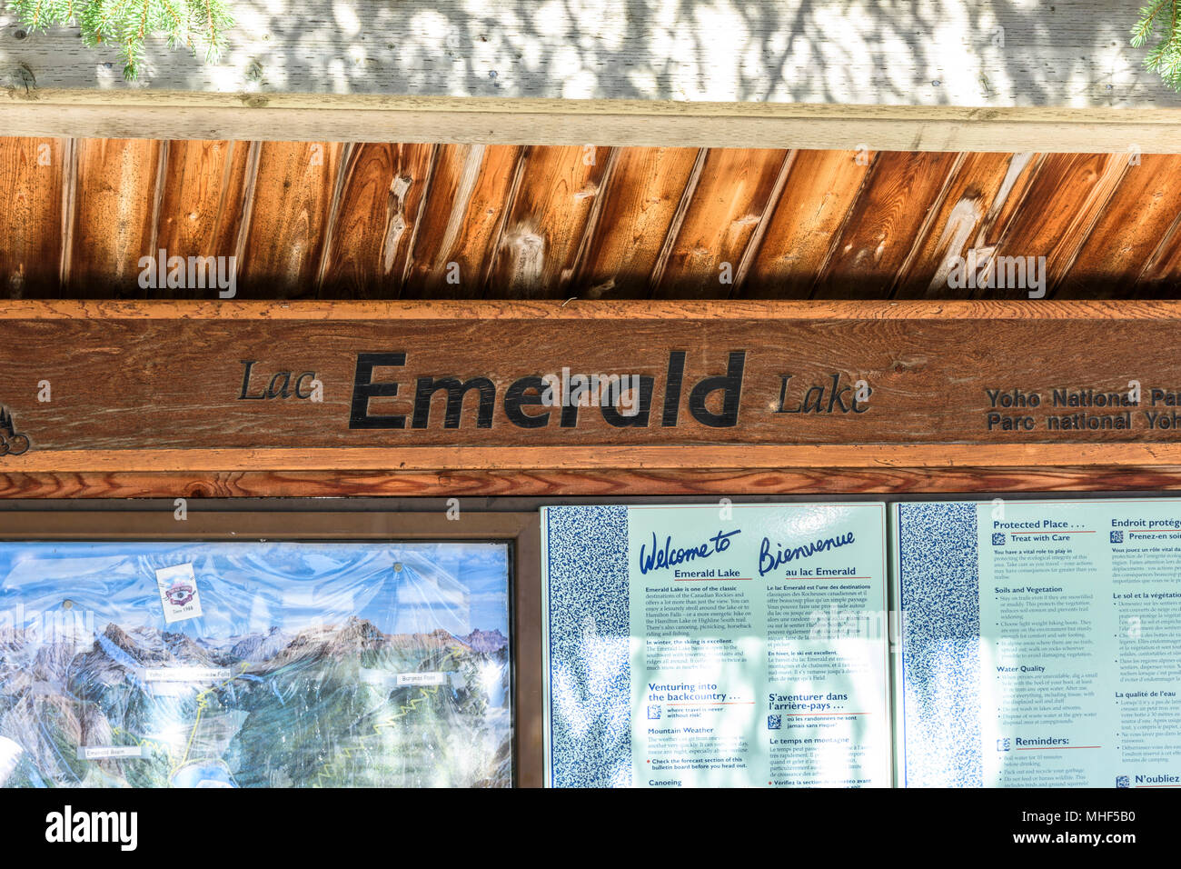 Signs and entrance welcome to attractions in Canada's national Park ...