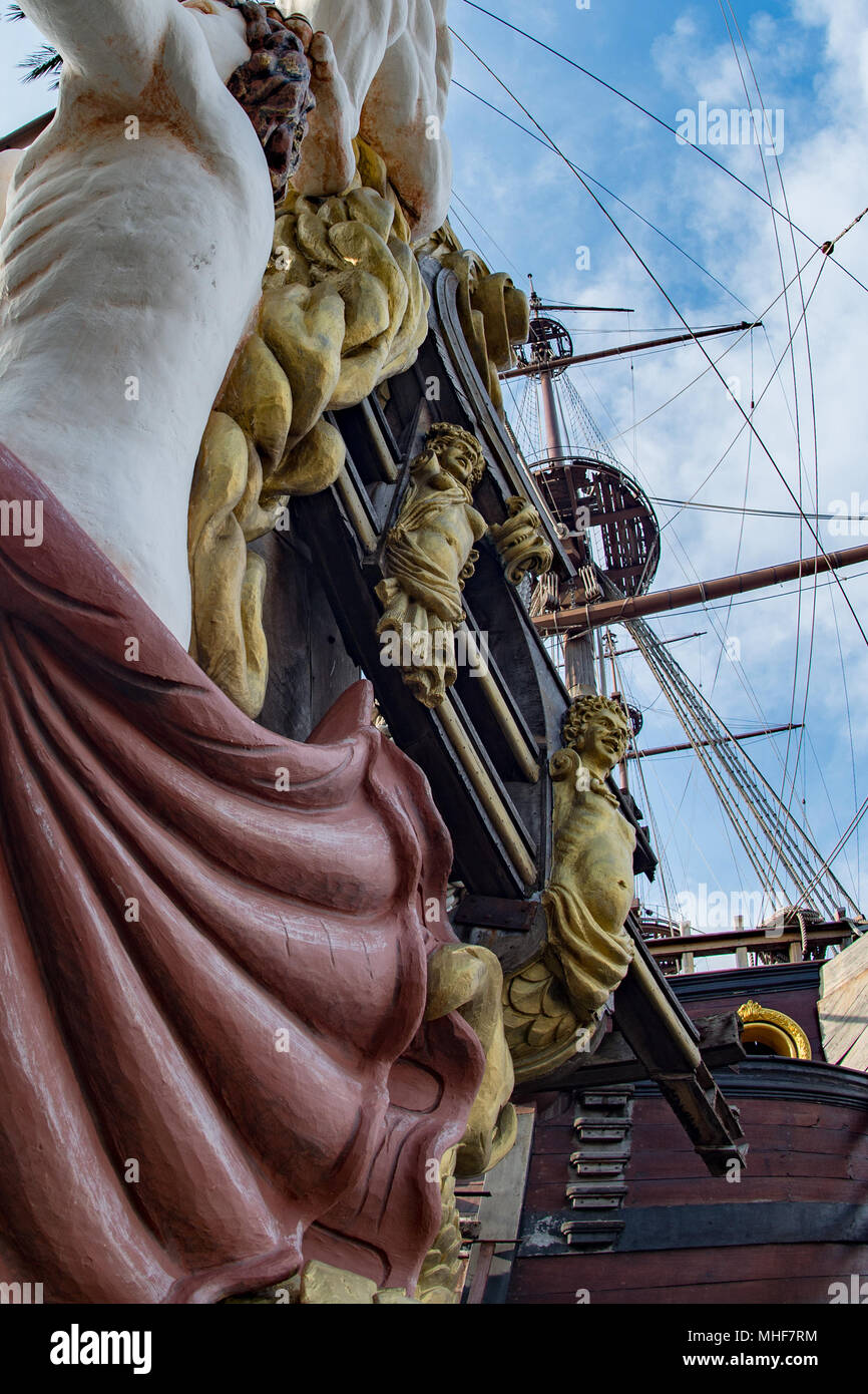 Pirate statues hi-res stock photography and images - Alamy