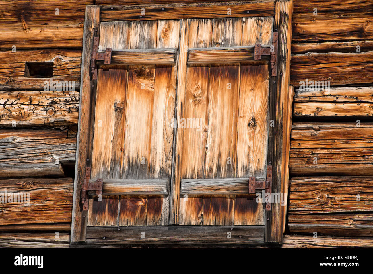 Old wood cabin house window Stock Photo - Alamy