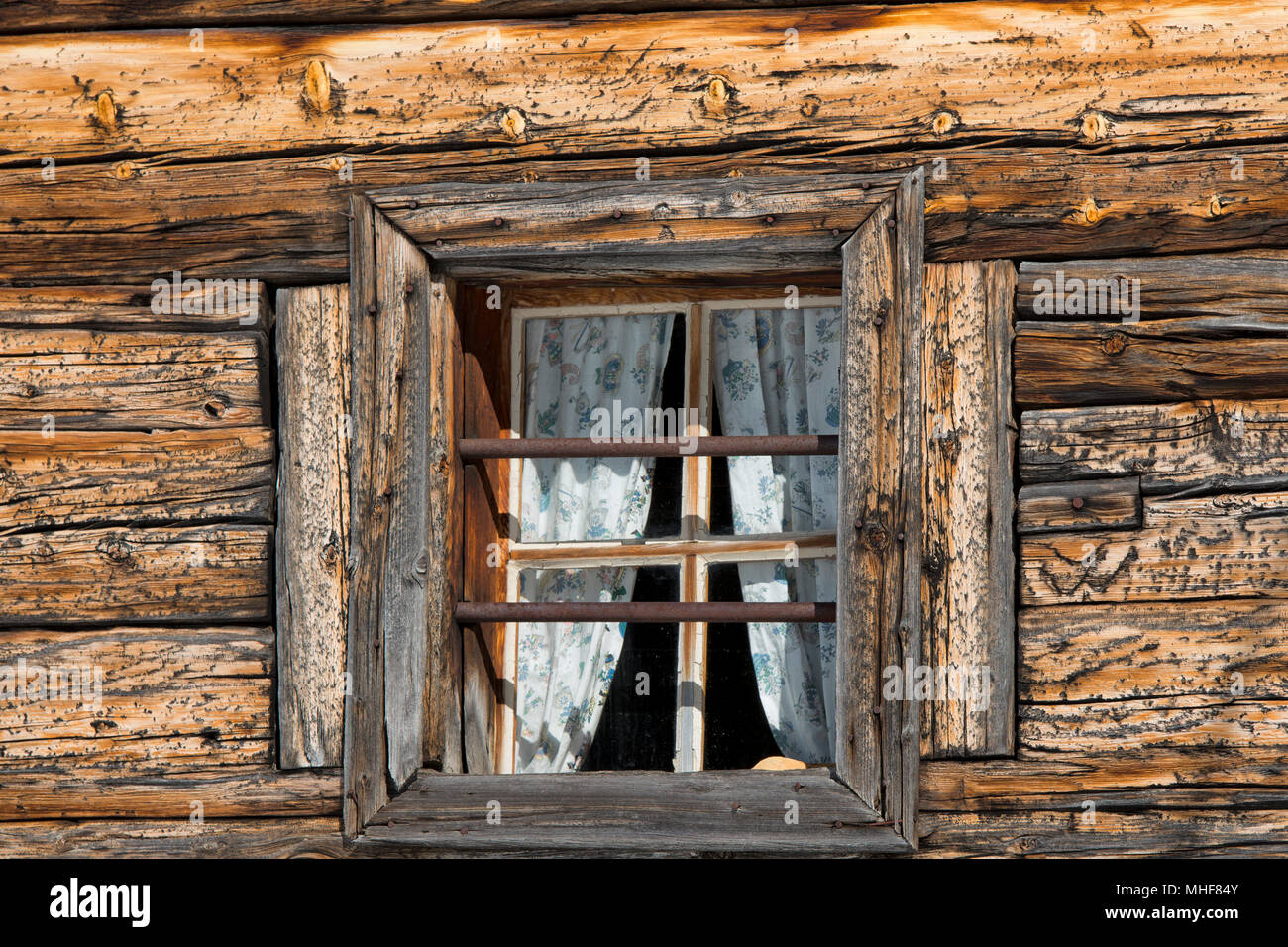 Old wood cabin house window Stock Photo - Alamy
